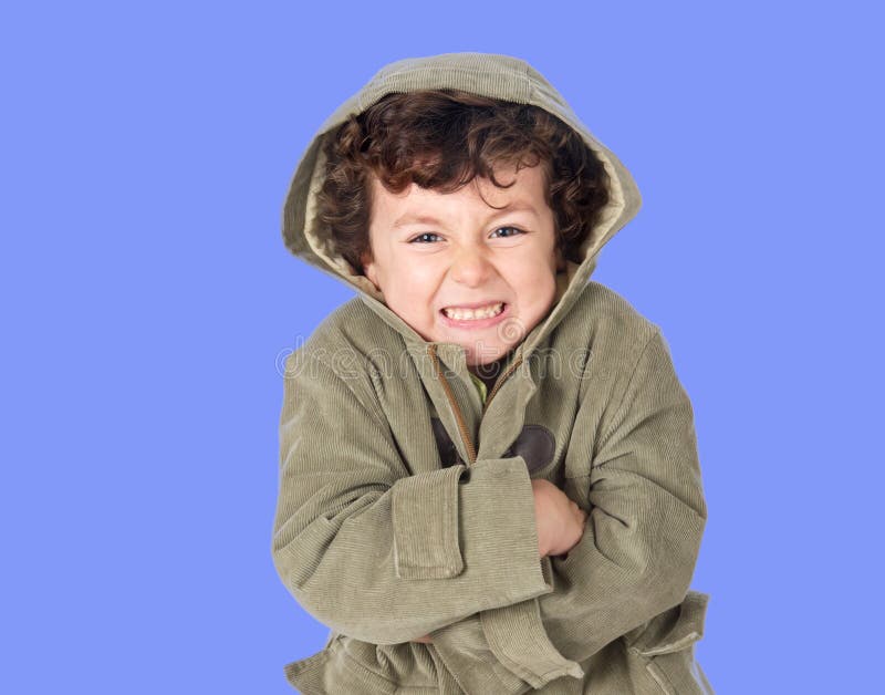 Lustiger Kleiner Junge, Der Mit Kälte Zittert Stockbild - Bild von ...