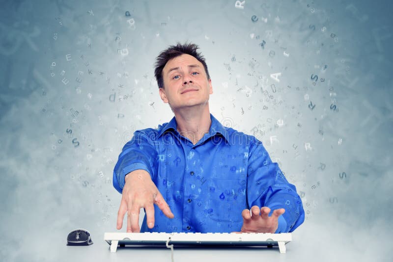 Lustiger Programmierer Mit Einem Laptop, Der In Einem Stuhl Auf ...