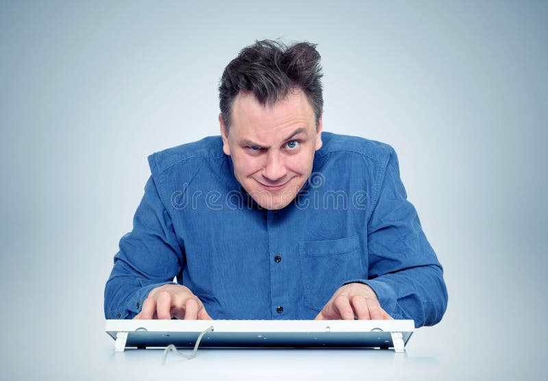 Lustiger Programmierer Mit Einem Laptop, Der in Einem Stuhl Auf ...