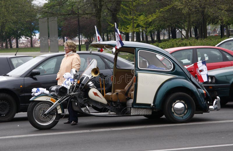 Lustiges Auto redaktionelles stockfoto. Bild von motorrad - 49590958