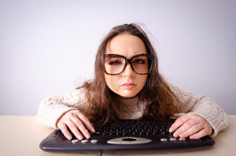 Lustiges Sonderlingsm?dchen, Das an Computer Arbeitet Stockbild - Bild ...