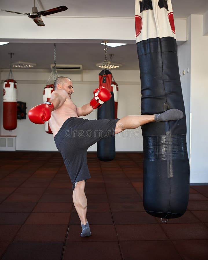 Lutador De Kickbox Que Trabalha Em Punchbags Foto de Stock - Imagem de ...