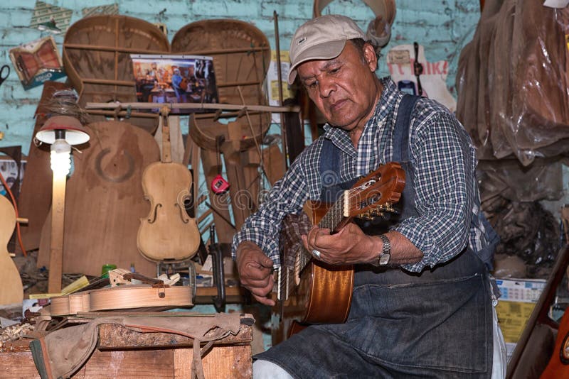 Luthier I Paracho Mexico Som Testar En Gitarr Redaktionell Arkivfoto ...
