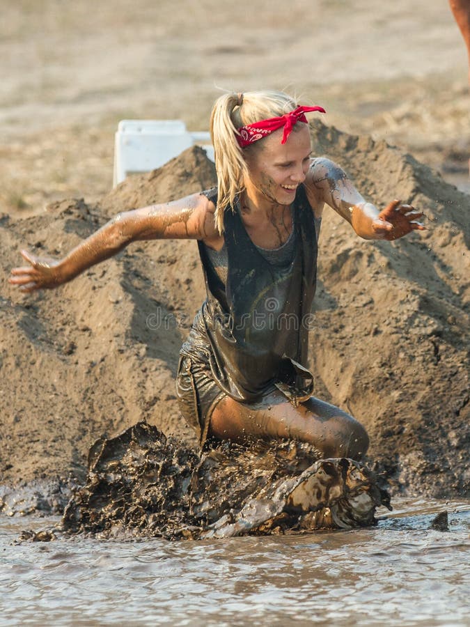 Lutte dans la boue image éditorial. Image du heureux - 35169260