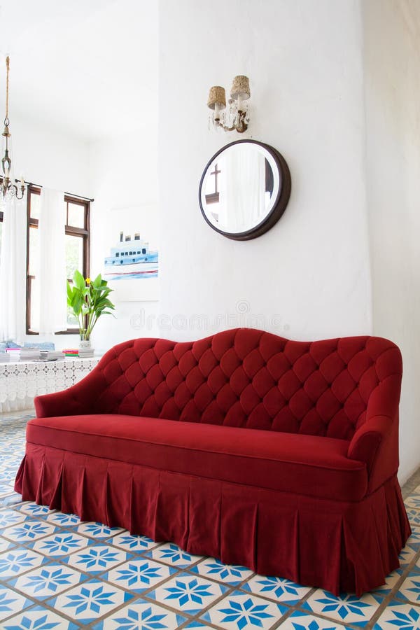 Luxueuze rode bank stock foto. Image of binnen, architectuur - 26992014