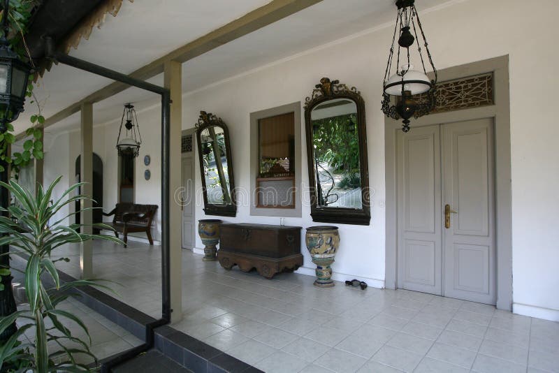 Luxurious house editorial photography. Image of central - 44651707