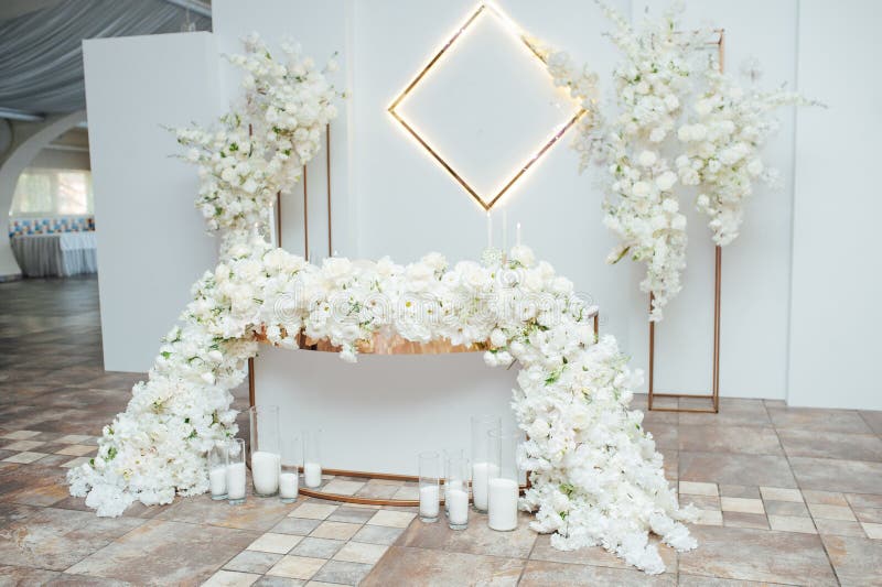 Luxurious Restaurant. Luxurious Interior, White Tables, Serving Dishes ...