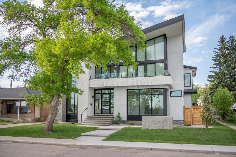 Luxury house in Calgary editorial photography. Image of lawn - 220498952