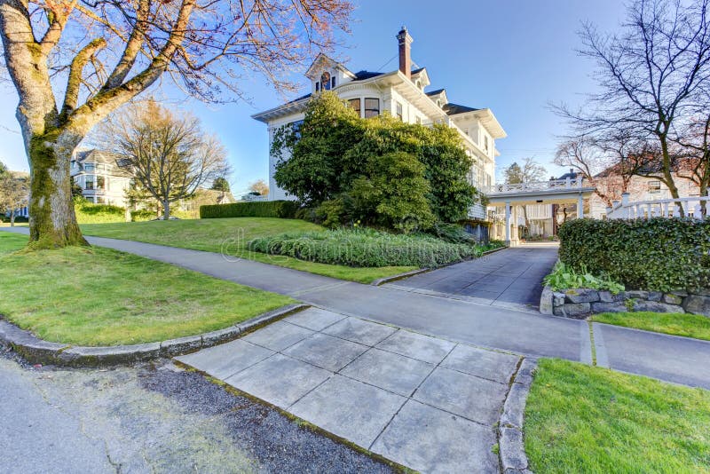 Luxury house driveway view stock image. Image of northwest - 43057733