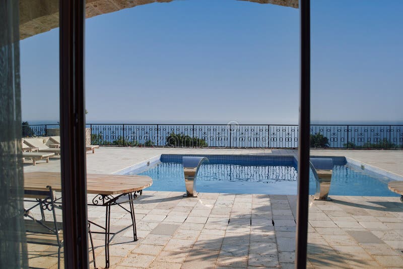 Luxury Villa Poolside Oasis Overlooking the Ocean with Stunning Views ...