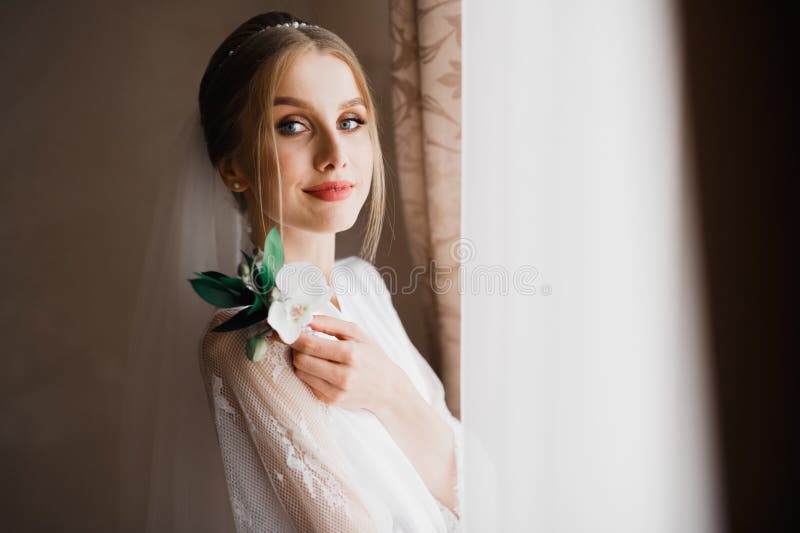 Luxury Wedding Bride, Girl Posing and Smiling with Bouquet Stock Image ...