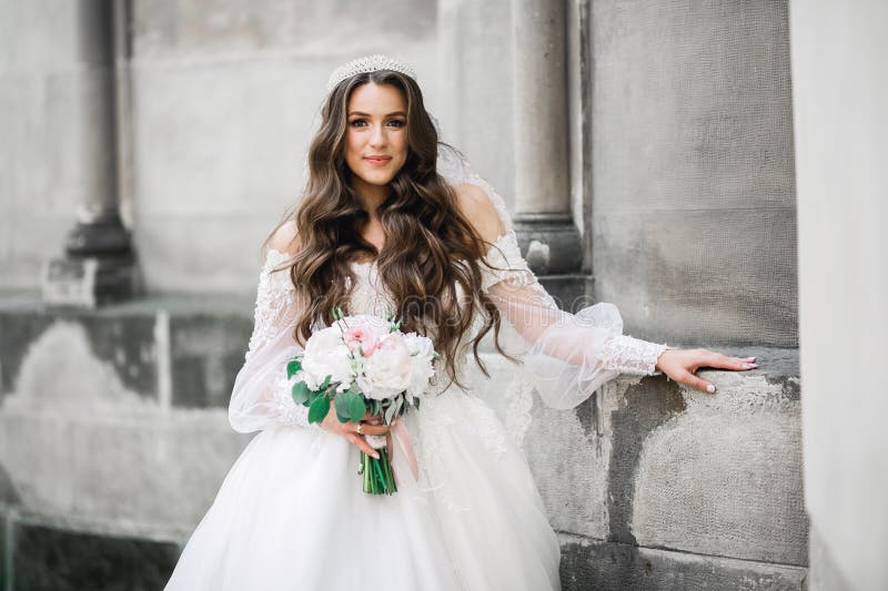 Luxury Wedding Bride, Girl Posing and Smiling with Bouquet Stock Photo ...