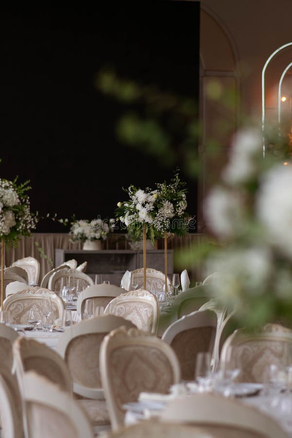 Luxury Wedding Table Setting with Flower Centerpieces and Candles Stock ...