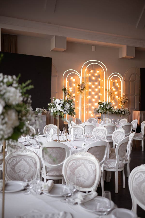 Luxury Wedding Table Setting with Flower Centerpieces and Candles Stock ...