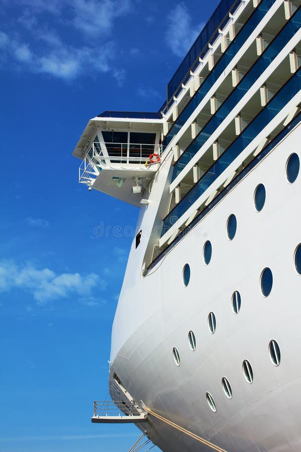 Luxury white cruise ship stock image. Image of white - 14605007