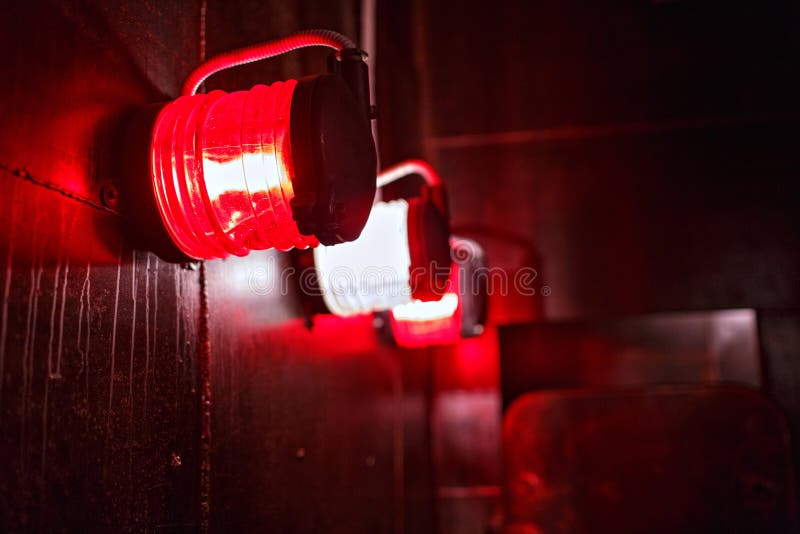 Luz De La Alerta Roja En Jaula Protectora a Bordo Imagen de archivo ...