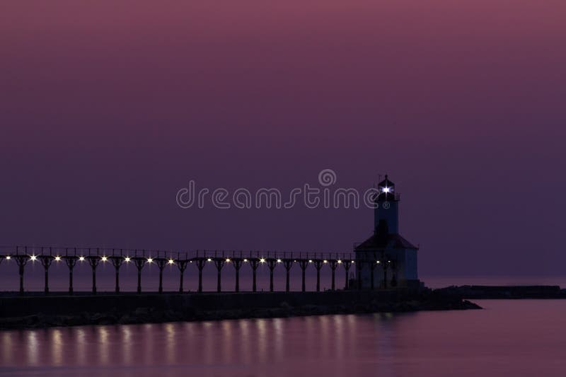 El Hielo Cubrió El Faro Michigan Los E.E.U.U. De San José Imagen de ...