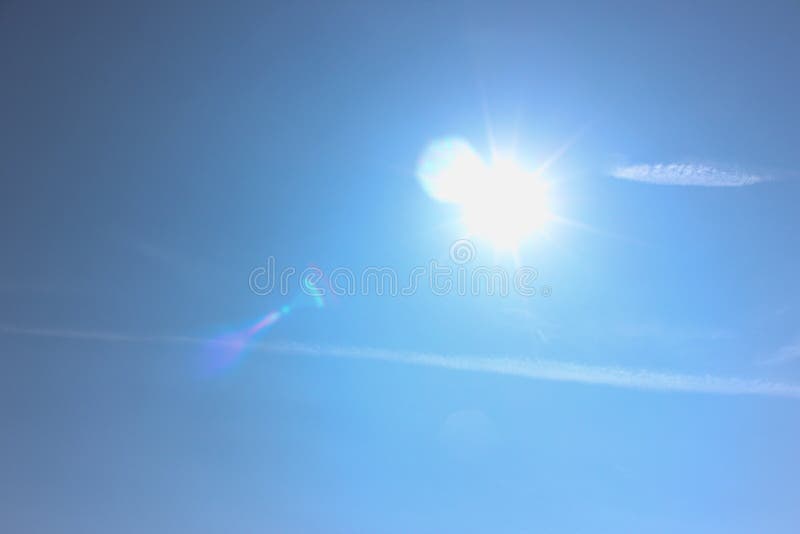 Luz Del Sol Directa En El Cielo Foto de archivo - Imagen de cielo, nube ...