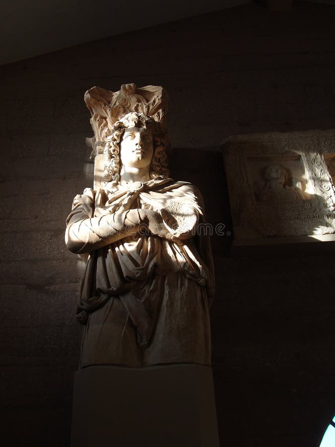 Luz Del Sol En La Estatua Antigua Foto de archivo - Imagen de ...