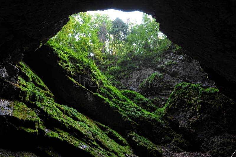 Luz en entrada de la cueva imagen de archivo. Imagen de misterioso ...