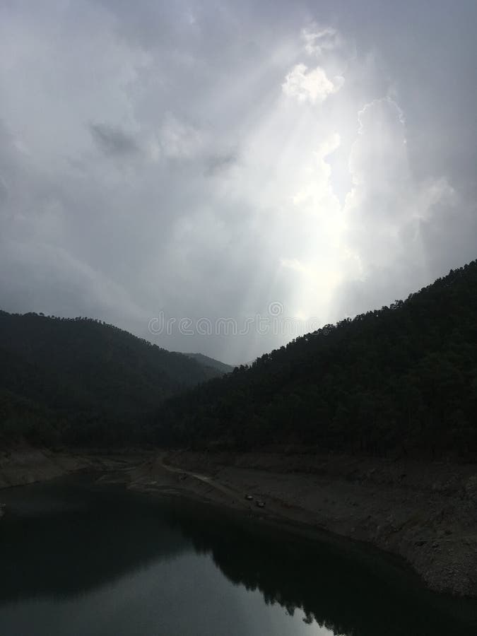 Luz en la obscuridad imagen de archivo. Imagen de nube - 137473251