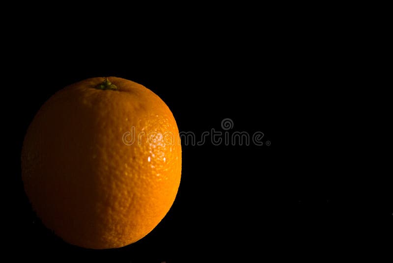 Luz En Naranja En Oscuridad Foto de archivo - Imagen de oscuridad ...