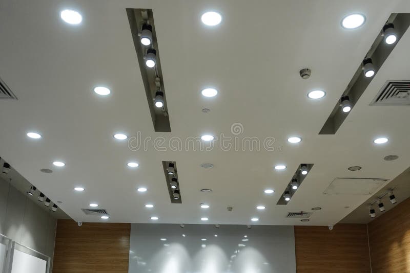 Luz Llevada En Techo Constructivo Moderno Imagen de archivo - Imagen de ...