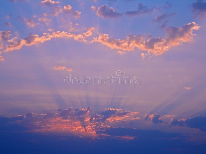 Luz solar cor-de-rosa imagem de stock. Imagem de céus - 2671777