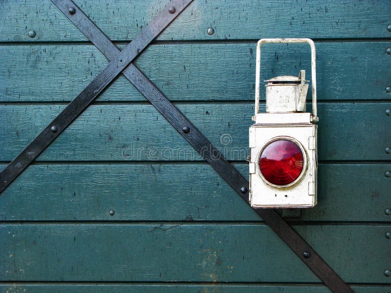 Luz Vermelha Em Um Fundo De Madeira Foto de Stock - Imagem de recuo ...