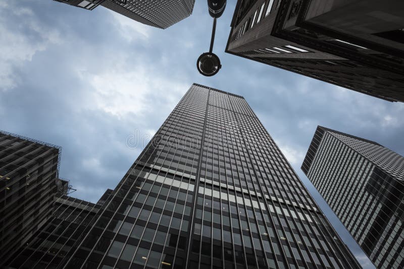 Luz Y Sombras En La Arquitectura Moderna De Manhattan Foto editorial ...