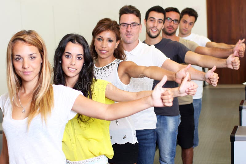 Studenter Som Skriver En Examen I Grupprum Fotografering för Bildbyråer ...