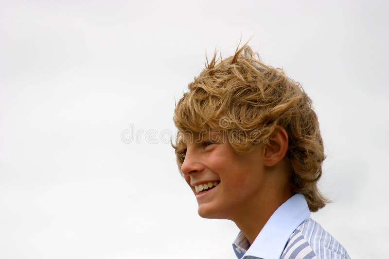 Lycklig blond pojke fotografering för bildbyråer. Bild av nätt - 184021