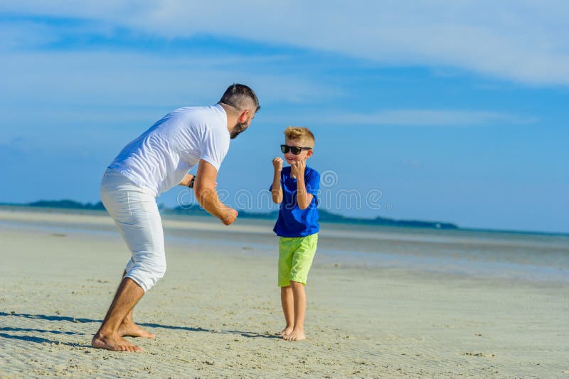 Den Mest Lyckliga Barndomen Fader Och Son Som Promenerar Tropicaen