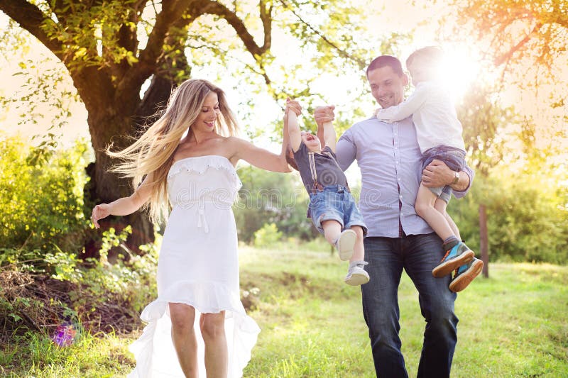 Lycklig Familj Fotografering För Bildbyråer Bild Av Green 48901183