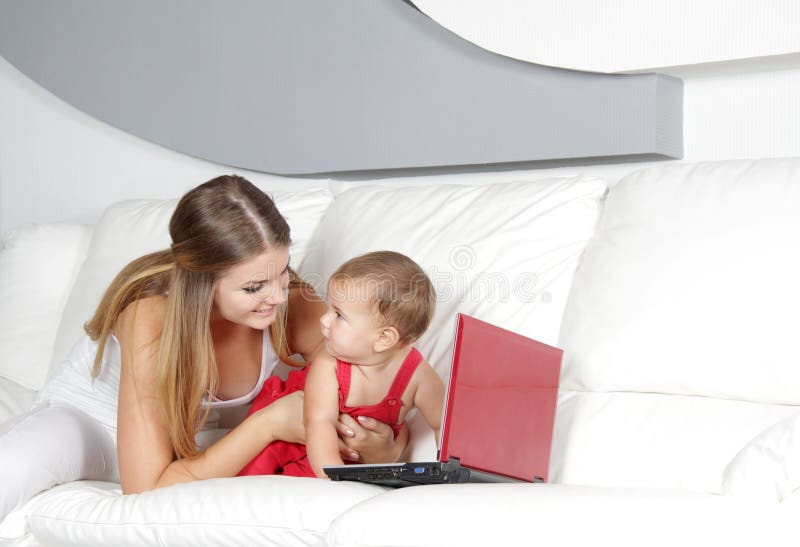 Lycklig Moder Och Barn Hemma Fotografering för Bildbyråer - Bild av ...