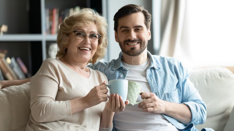 Lycklig Mogen Mamma Och Vuxen Son Slappna Av Och Dricka Te