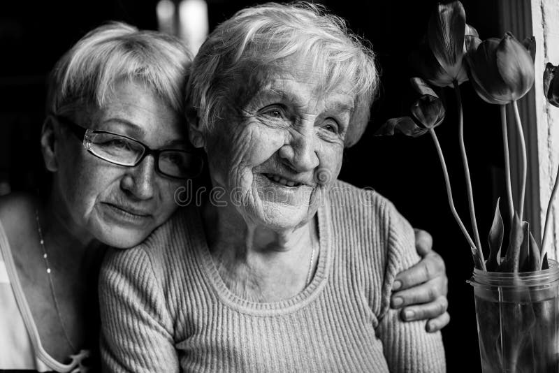 Äldre Kvinnlig Mormor Med Hennes Vuxen Dotter Svartvit Bild Arkivfoto