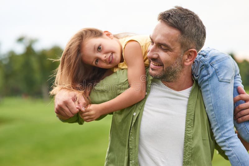 Lycklig Pappa Leker Med Sin Söta Lilla Dotter Som Håller Henne På