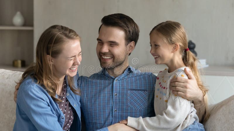 Lycklig Pappa Som Pratar Med Hustru Och Liten Dotter Arkivfoto Bild