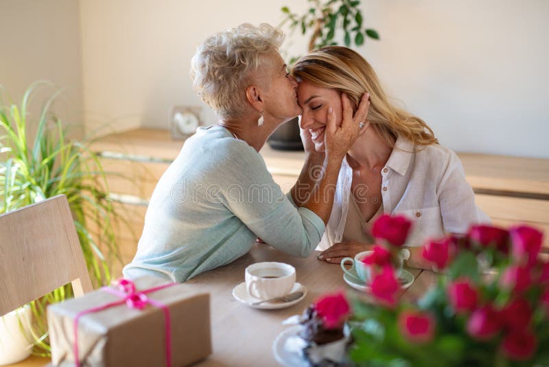 Lycklig äldre Mor Som Har Kaffe Med Vuxen Dotter Inomhus Hemma Och