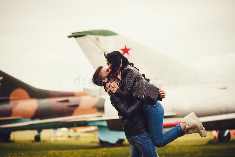 Lyckliga Par Som Kramar Och Ler Arkivfoto - Bild av natur, ferier: 61114082