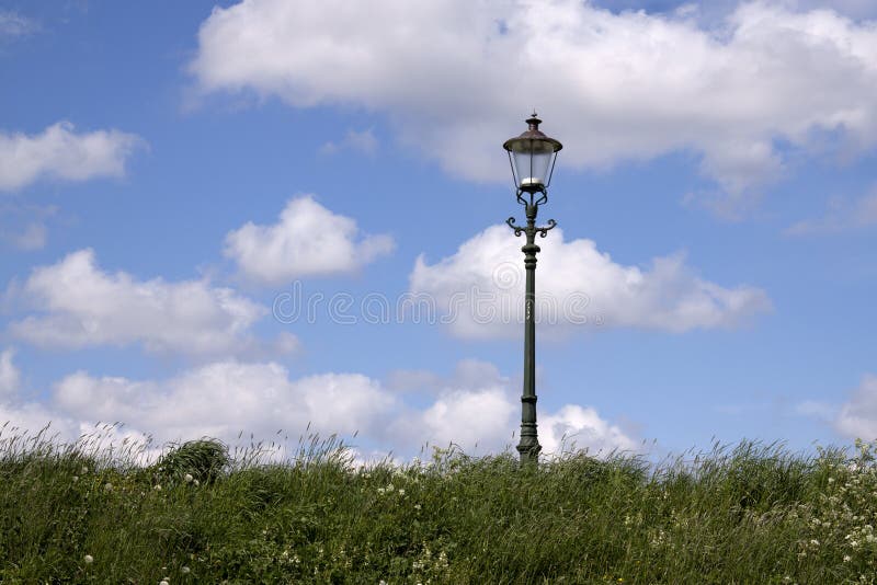 Lyktstolpe på ett dike arkivfoto. Bild av holland, grön - 31605412
