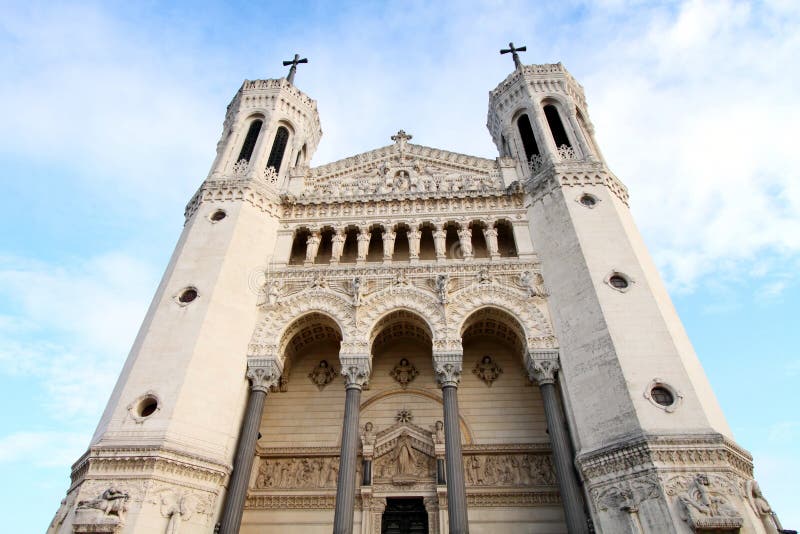 Kerk Van Lyon En De Rode Brug Stock Foto - Image of toerisme, brug ...