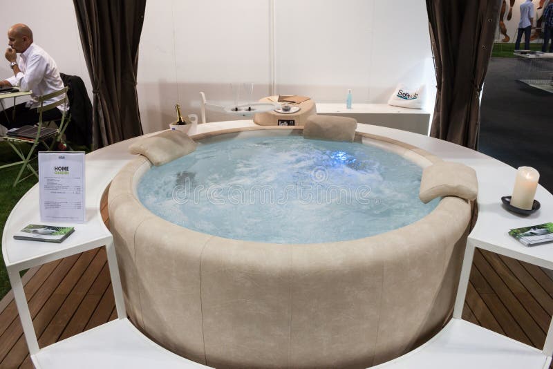 Whirlpoolbad Utställt På HOMI, Den Internationella Heminredningsmässan ...
