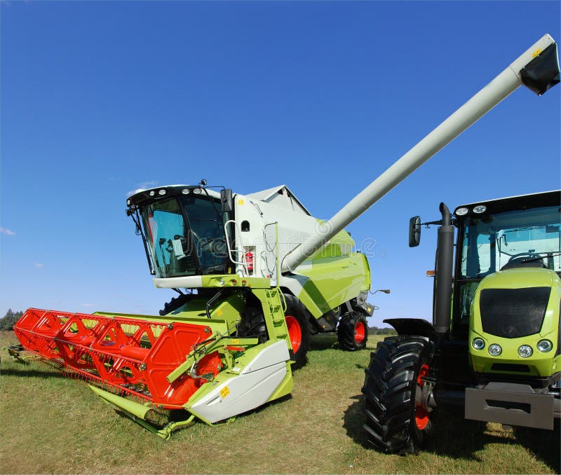 Máquina Segadora Que Trabaja En El Campo De Trigo Grande, Visto Del ...