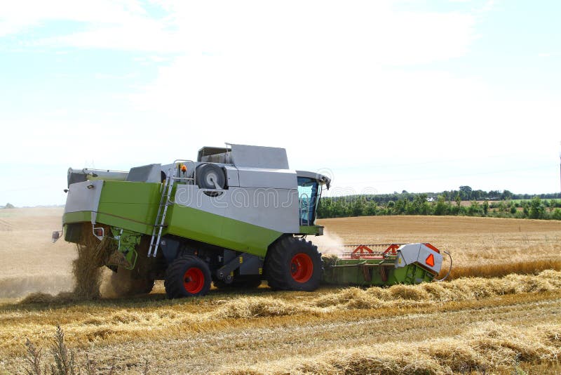 Cosechadora foto de archivo. Imagen de granjero, planta - 20827986