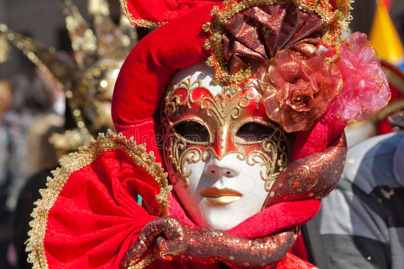 Máscara Roja En Un Desfile De Carnaval Foto de archivo - Imagen de ...