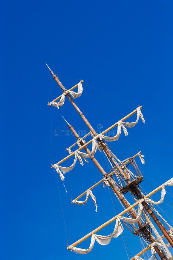 Mât de bateau photo stock. Image du sunlight, grand, marin - 27711116