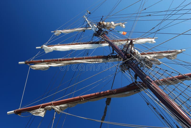 Mât grand de bateau photo stock. Image du voile, ciel - 18169090