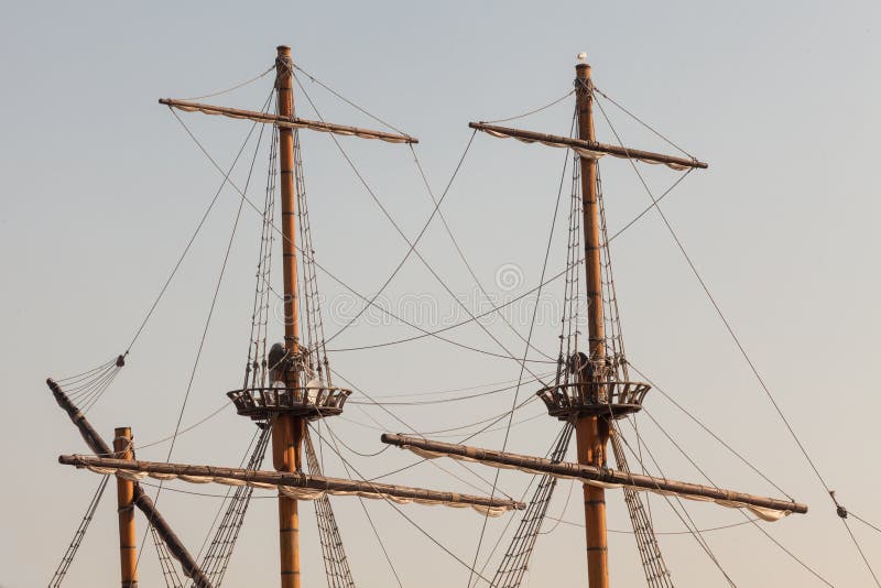 Mât d'un bateau de pirate image stock. Image du cordage - 79085931